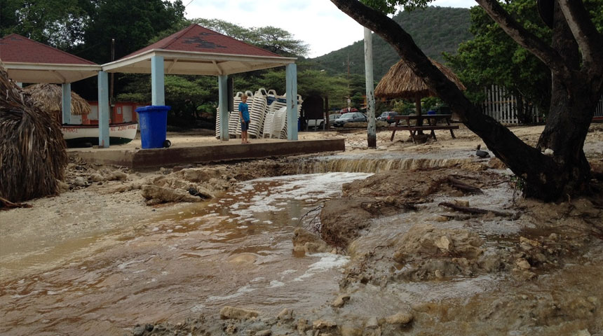 CURAÇAO: WATEROVERLAST BANDABOU NA DOORBRAAK DAMMEN - United News